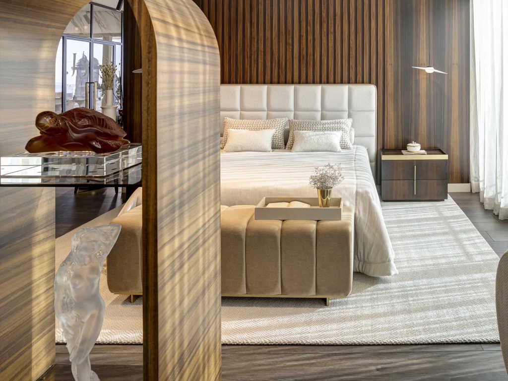 Hilary Bench - Stylish Club