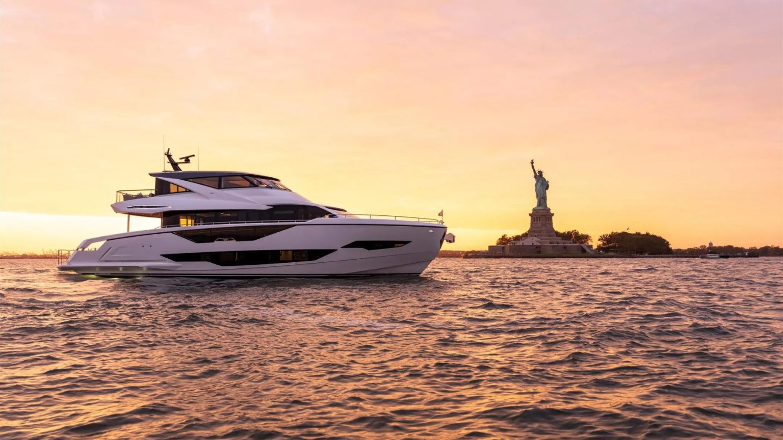 A Lavish Private Yacht - Stylish Club