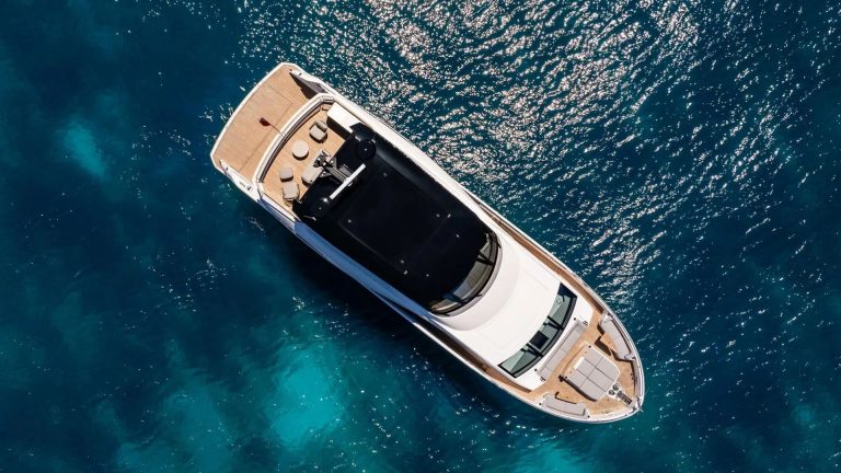 A Lavish Private Yacht - Stylish Club