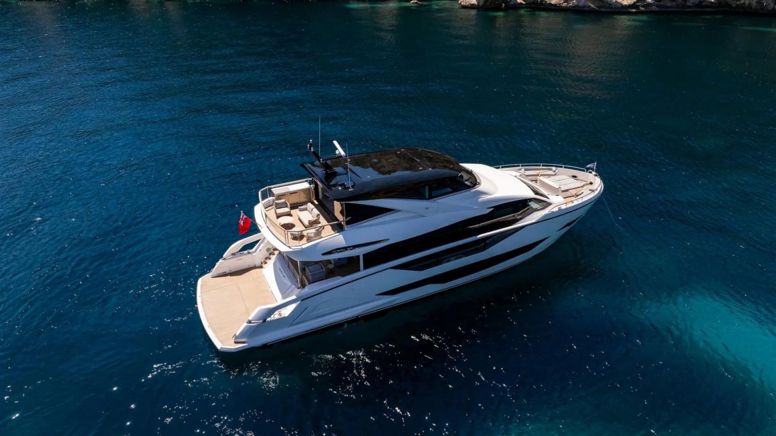 A Lavish Private Yacht - Stylish Club