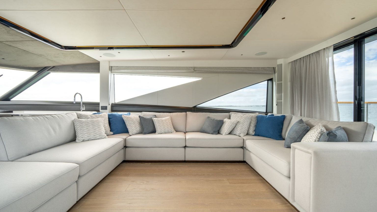 A Lavish Private Yacht - Stylish Club